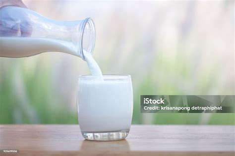 여자의 손에 자연 배경으로 물 한 잔에 우유를 붓는 있습니다 우유에 대한 스톡 사진 및 기타 이미지 우유 유리잔 따르기 Istock