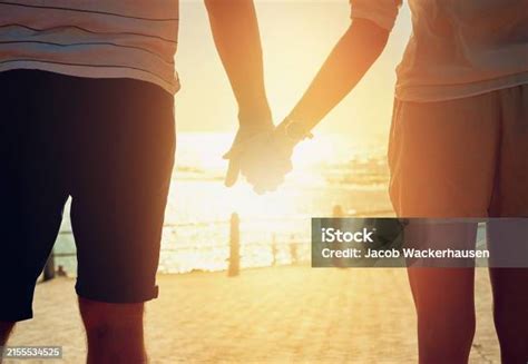 해변 손을 잡고 사랑 햇살 신혼여행 로맨스 여행을 위한 휴가와 커플 근접 촬영 해변과 여자와 남자 렌즈 플레어와 모험 지원 지원 여름과 여행 25 29세에 대한 스톡 사진