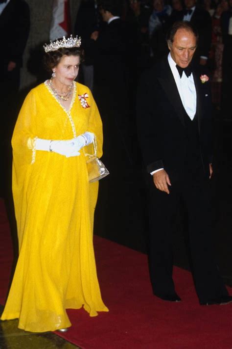 Queen Elizabeth S Most Iconic Fashion Looks Of All Time Artofit
