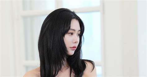 클라라 파격 누드 드레스 깜짝대문자 S라인 여전하네