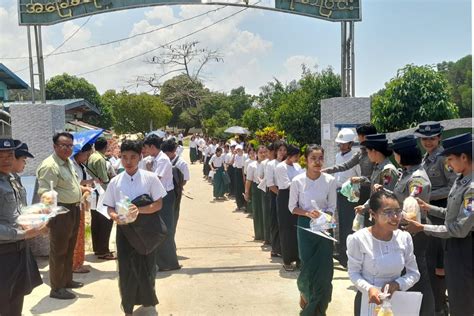 ဘုတ်ပြင်းမြို့တွင် တက္ကသိုလ်ဝင်စာမေးပွဲ ဖြေဆိုကြသည့် ကျောင်းသားကျောင