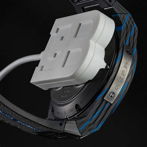 Bugatti Carbone Limited Edition The 2 500 World First Carbon Fiber Smartwatch Autoevolution