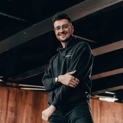 Sam Kitt Drops Melodic Heavy Techno Single Distorted Dreams