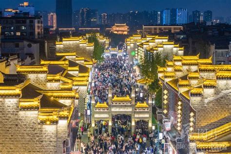 湖北襄阳：假日古城游人如织 人民图片网