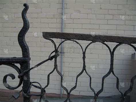 破碎可爱的铁栅栏
