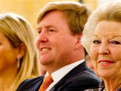 Koningin Beatrix Doet Op 30 April Afstand Van Troon
