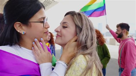 210点を超えるmature Lesbian Kissの映像素材とロイヤリティフリー映像 Istock