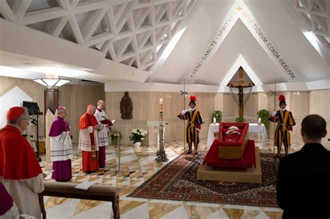 Funeral só no sábado? Corpo do Papa Francisco passou por 'embalsamento moderno' para velório ...