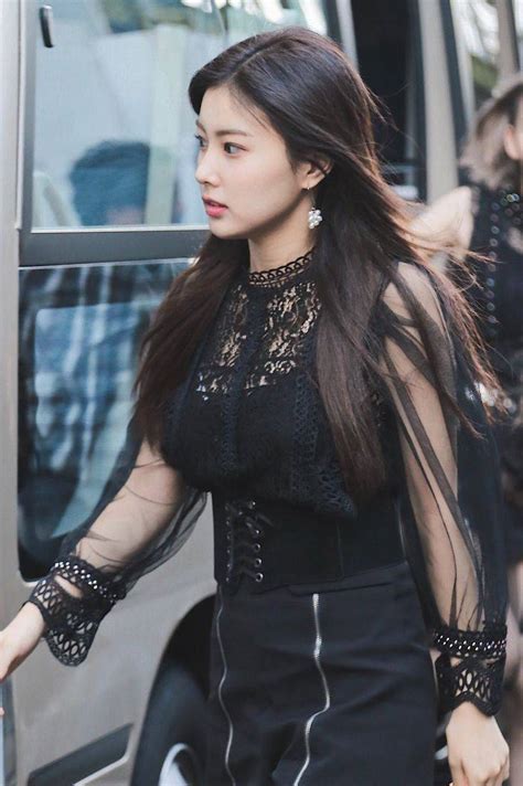 Kang Hyewon Scrolller