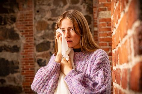 Heli Hyttinen Esittää Itkuvirsiä Tuomiokirkon Kryptan Itkujuhlassa Isoisoisoäitinsä Karjalaisen