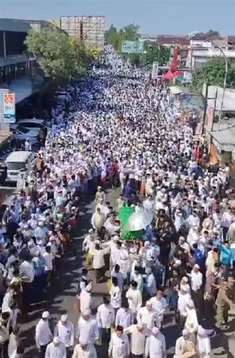 Lautan Manusia Antar Jenazah Kh Abd Munif Pengasuh Ponpes Langitan