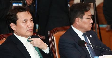 넥타이 고쳐 매는 김진태 의원