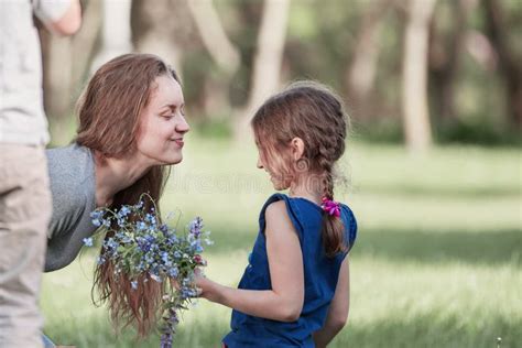 Un Niño Toma Una Foto De Su Madre Y Hermana En Un Paseo Por El Parque