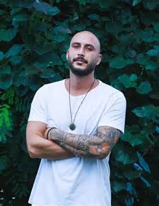 רועי שלו לא יכול בלי מפל אדם כל הזמן משווה אליה