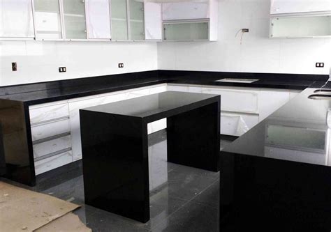 Encimera Con Península De Granito Negro Intenso Mármoles Artesanos