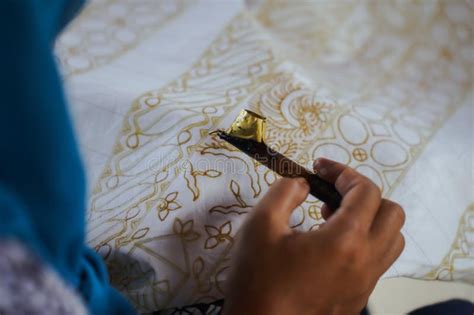 The Process Of Making Indonesian Batik With The Parang Batik Motif Making Batik Making Hand