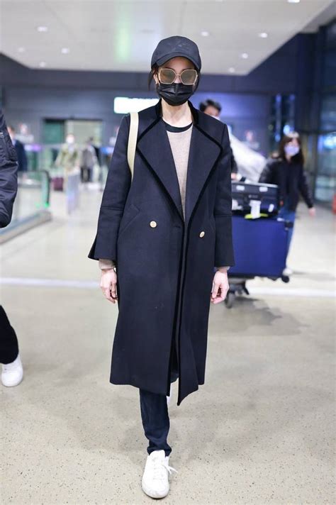 张钧甯全黑look现身机场 气场十足姐姐好鲨我 搜狐大视野 搜狐新闻