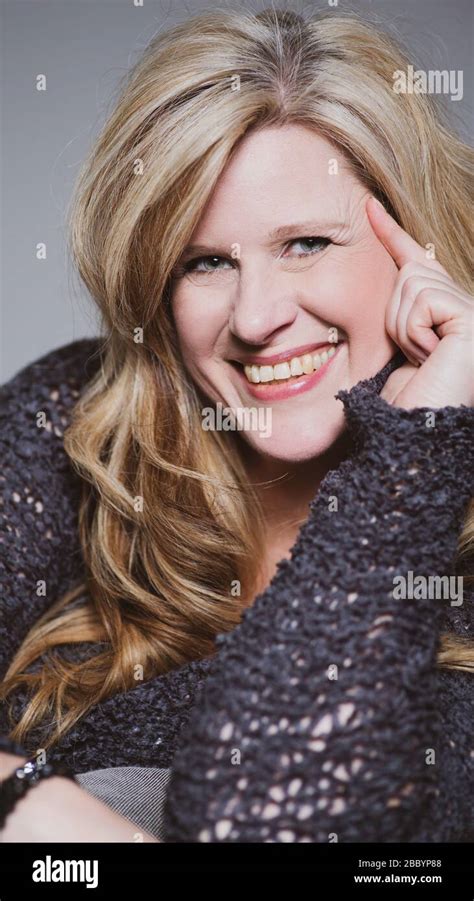 Attractive Older Woman Fotos Und Bildmaterial In Hoher Auflösung Alamy
