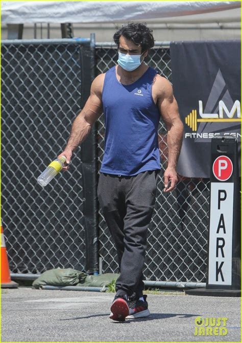 Kumail Nanjiani Puts His Muscles On Display Following Workout In La