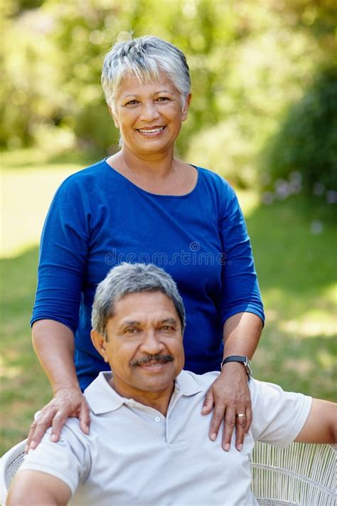 Gozando Juntos De Uma Aposentadoria Feliz Um Casal Idoso Apaixonado Que Se Diverte Ao Ar Livre