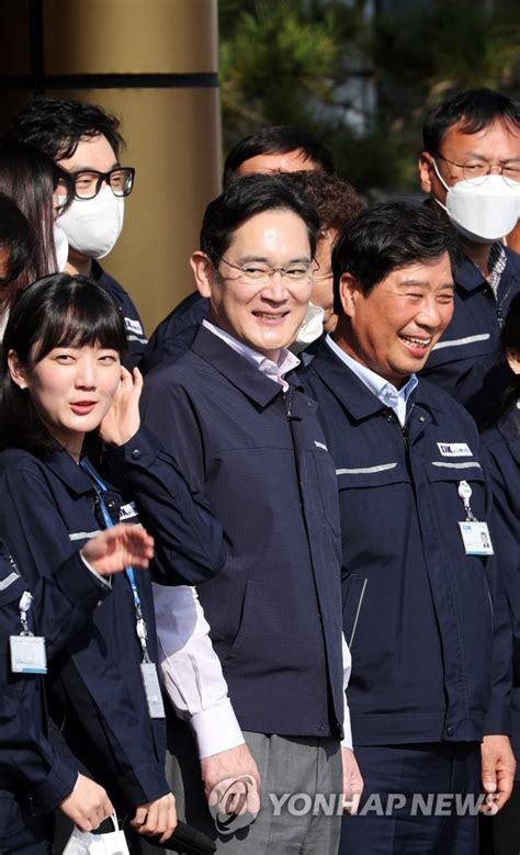 기념촬영하는 이재용 삼성전자 회장 연합뉴스