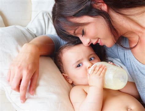 Foto Una Mujer Alimentando A Un Bebé Con Un Biberón Personas Imagen