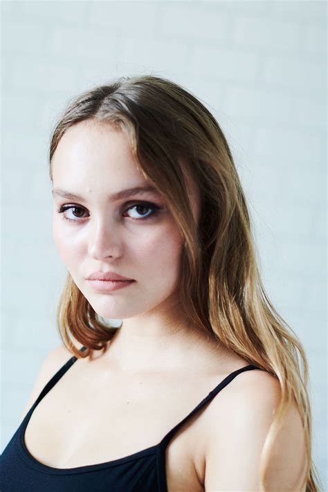 Lily Rose Depp à Laffiche De The King De Netflix Nous Parle De