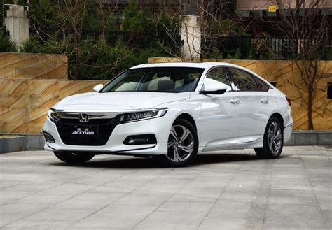 本田雅閣盡顯傲嬌姿態，顛覆傳統美學，詮釋攝人心魄的魅力 每日頭條