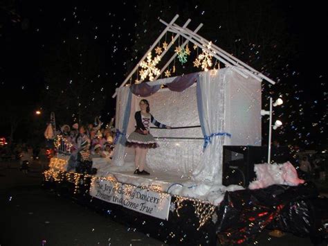 2006 Grand Prize Nutcracker Float In The Christmas Parade Of Lights In