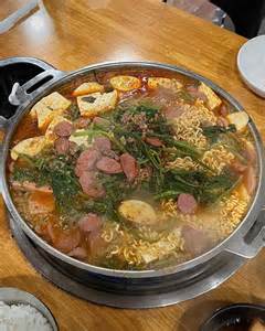 진한 육수와 푸짐한 재료가 어우러진 국물맛 전국 부대찌개 맛집 5곳