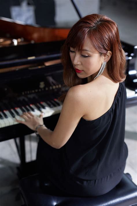 钟舒漫拍mv《苦茶》三度落泪 细诉与家人矛盾的爱凤凰娱乐