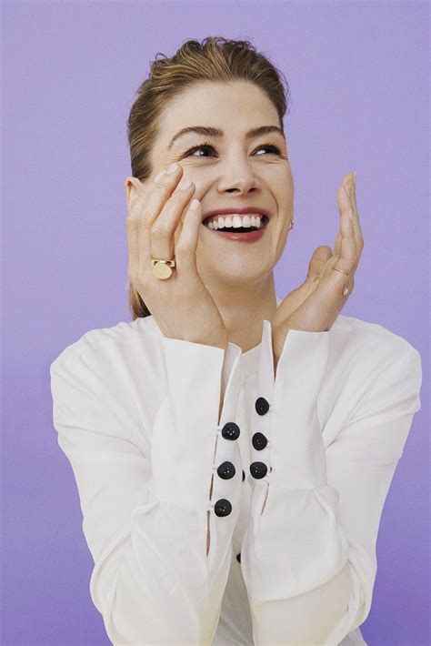 Rosamund Pike Stylist Magazin 2019 Photoshoot • Celebmafia