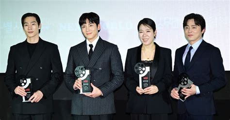 사진 조정석 지창욱 염혜란 노상현 트로피와 함께 환한 미소