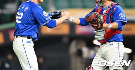 사진 김재윤 강민호승리 지켰다