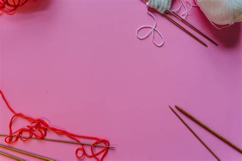 Premium Photo Knitting Needles On Pink Background