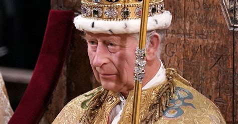 웨스터 민스터 사원 대관식서 왕관 쓴 찰스 3세 국왕