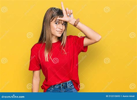 Adolescente Caucasiana Usando Camisa Vermelha Casual Gozando Com