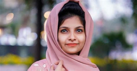 എന്നെ പ്രണയിക്കരുത് ഞാൻ നിങ്ങളുടെ ഹൃദയം തകർക്കും പോസ്റ്റിന് പിന്നാലെ