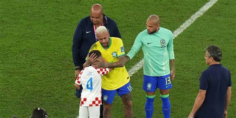 Momen Manis Putra Ivan Perisic Dipeluk Neymar Yang Sedang Bersedih