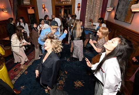 Miu Miu Lanza “tales And Tellers” En Nueva York Con Sarah Paulson Y Chase Sui Wonders Semana