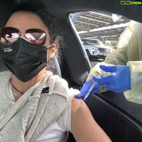 Julia Louis Dreyfus Instagram Fully Jabbed Fully Grateful Gethu