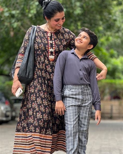 பாண்டியன் ஸ்டோர்ஸ் தனத்திற்கு இவ்வளவு பெரிய மகனா செம்ம ஸ்மார்ட்டா