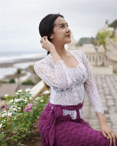 Foto Seksi Anya Geraldine Berkebaya Bali Disebut Jadi Pesona Indonesia