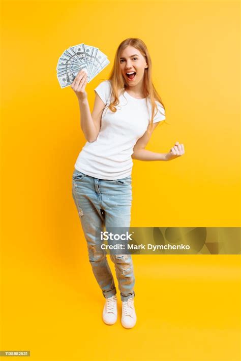 지폐의 무리와 함께 행복 만족 여자의 초상화와 노란색 배경 위에 승리와 성공을 축 하 T 셔츠에 대한 스톡 사진 및 기타 이미지 T 셔츠 고객 금융 Istock