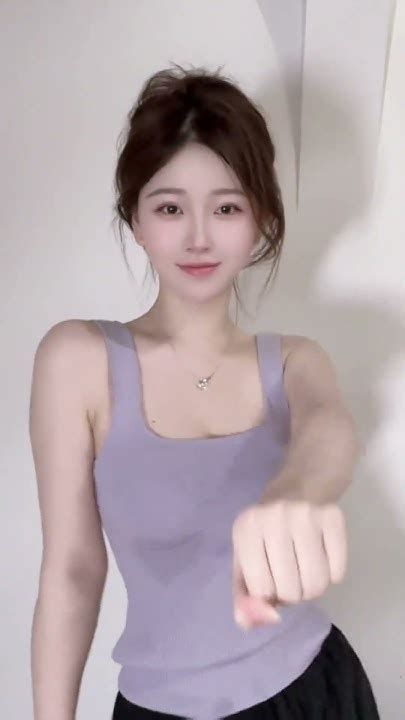 燥热的夏天啊！出门瞬间变落汤鸡。its A Hot Summer I Get Soaked In The Blink Of An Eye When I Go Out女大学生 校园