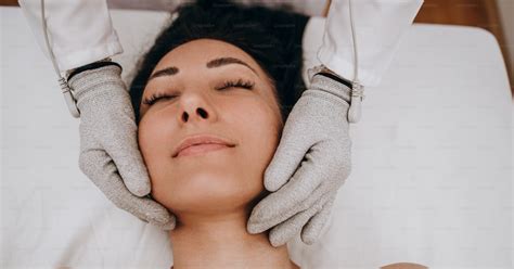 얼굴과 몸의 전기 자극 및 근육 토닝을위한 미세 감각 전기 바이오 Ems 미세 전류 치료 주름 방지 및 노화 방지 리프팅 전도성 장갑을 사용한 대체 요법 사진