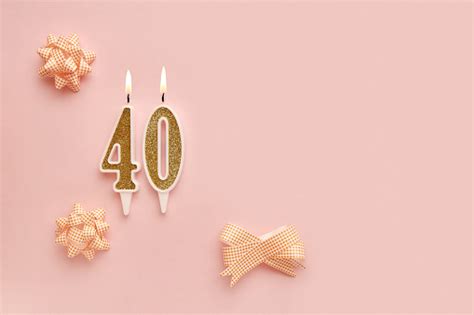 축제 장식이 있는 파스텔 핑크 배경에 숫자 40 생일 축하 촛불 생일 기념일 중요한 날짜 휴일을 축하하는 개념입니다 복사 공간