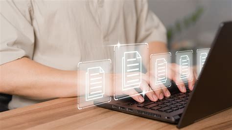 erp 가상 화면에 아이콘이 있는 문서 관리 개념입니다 사무실에서 문서를 확인하는 컴퓨터 키보드로 타이핑하는 직원 파일을
