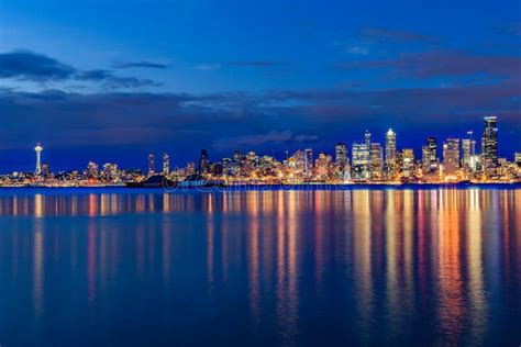 Seattle Skyline At Night Stock Image Image Of Elliot 94871861