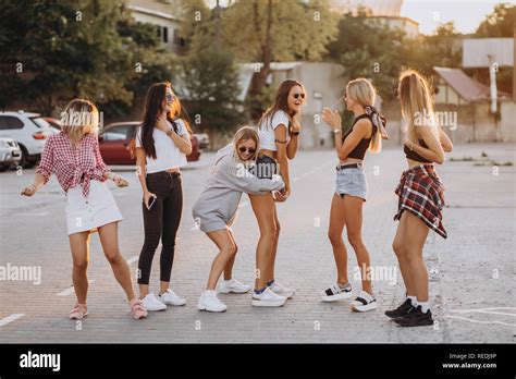 Sechs Junge Frauen Fotos Und Bildmaterial In Hoher Auflösung Alamy